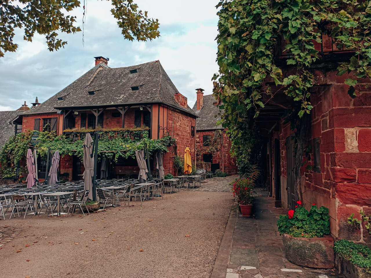 Qué ver en Collonges La Rouge, un pueblo diferente en Midi-Pyrénées ...